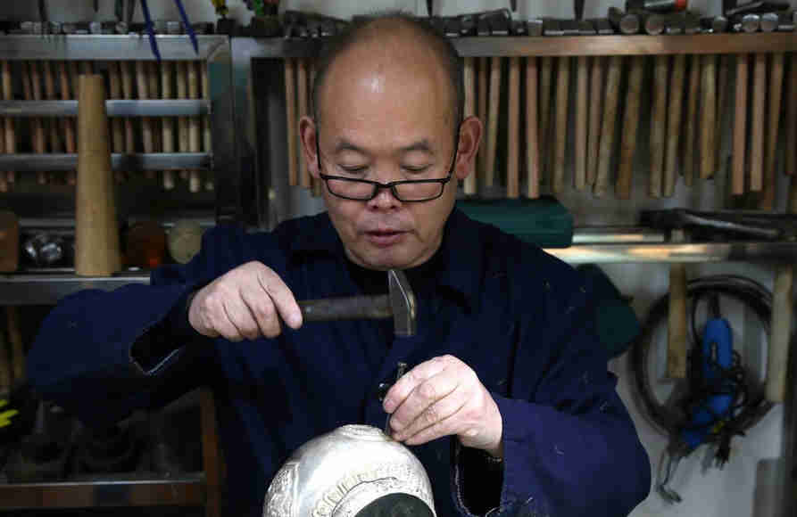 Photographing China: Qinghai craftsman's life in bronze-China Story
